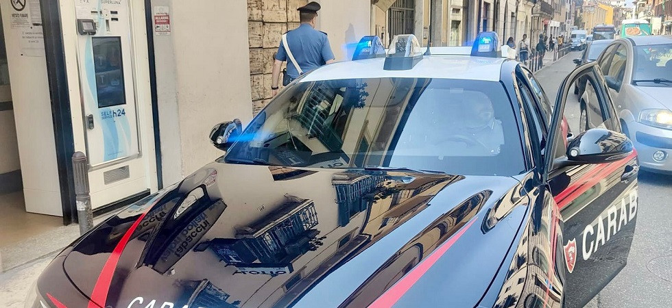 Fermato in stato d’ebbrezza si scaglia contro i carabinieri: in caserma gli trovano in tasca ...